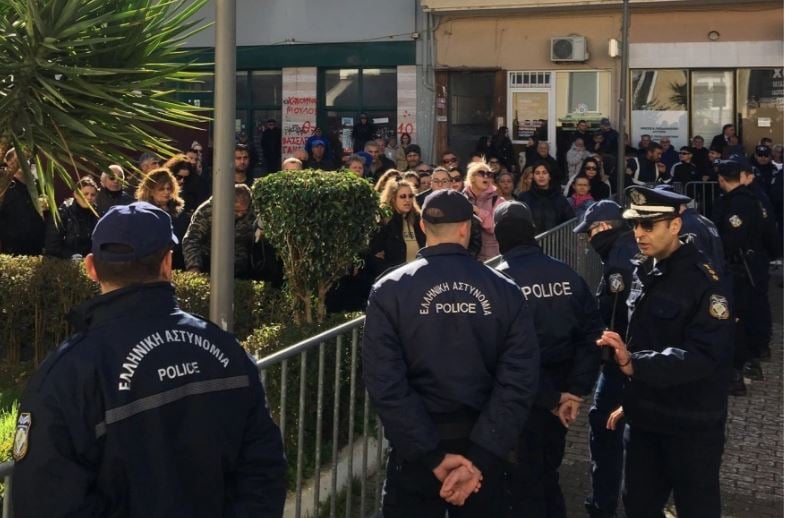 Μεσολόγγι: Οργή έξω από τα δικαστήρια που απολογείται ο κρεοπώλης ...