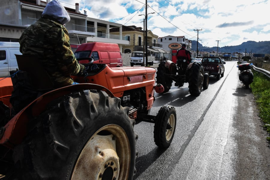 Αγρότες απέκλεισαν το ρεύμα προς Αθήνα στο Κάστρο Βοιωτίας ...