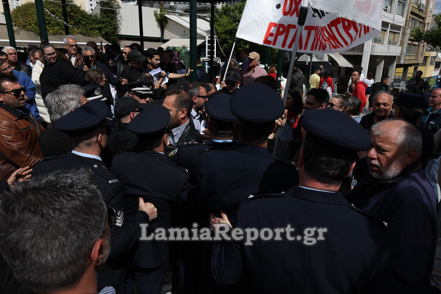 25η Μαρτίου: Ένταση με εργαζόμενους της ΛΑΡΚΟ μετά την παρέλαση στη ...