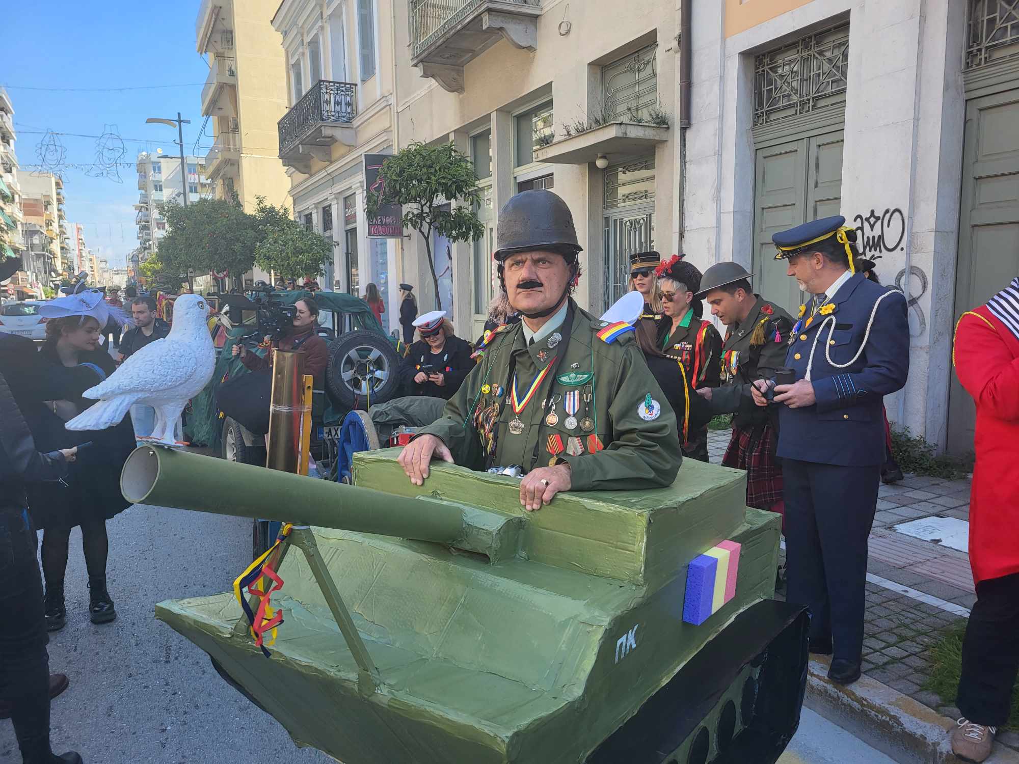 Σε καρναβαλικούς ρυθμούς η Πάτρα: Οι «Στρατηγοί» και η «Νυχτερινή ...