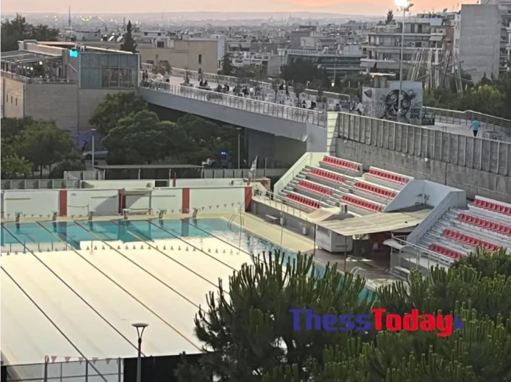 Θεσσαλονίκη: Πηδούν τη μεταλλική περίφραξη για μια βουτιά στο Δημοτικό ...