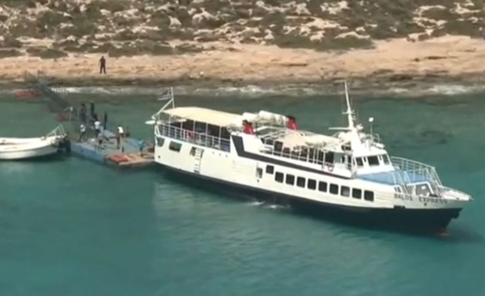 Μπάλος Χανίων: Επέστρεψε η πλωτή εξέδρα στην παραλία – «Από σήμερα ...