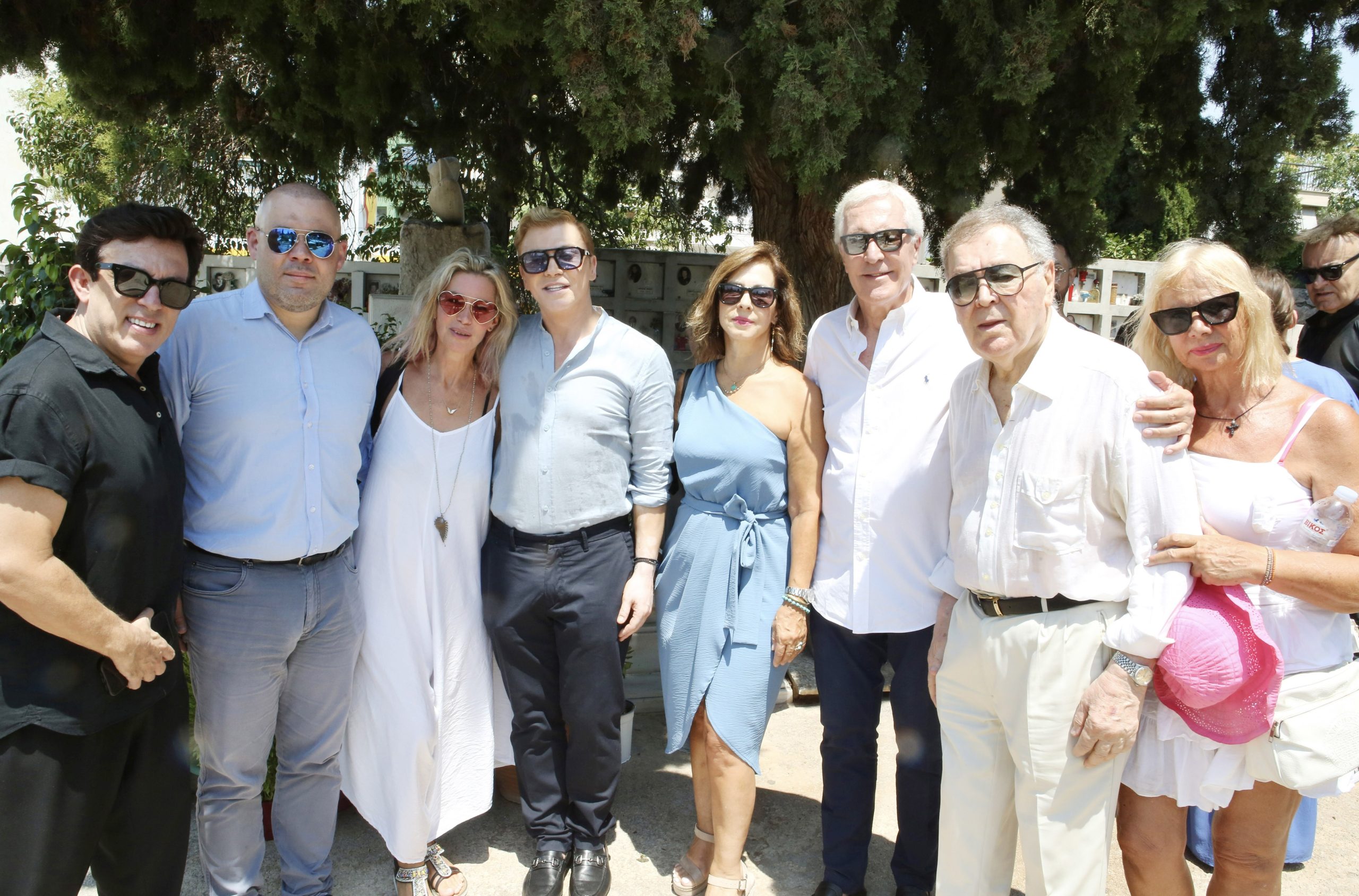 Αλίκη Βουγιουκλάκη: Οι φίλοι και καλλιτέχνες που βρέθηκαν στο μνημόσυνο ...