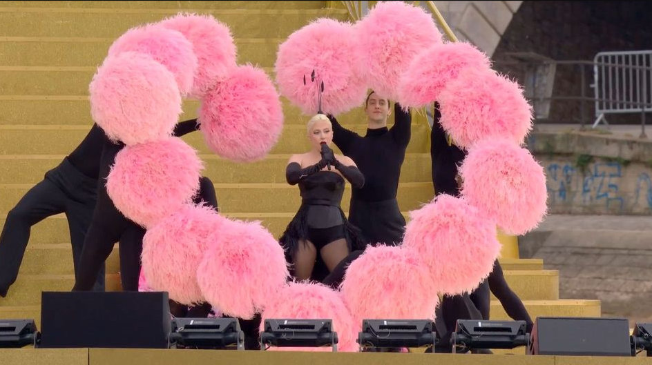 Ολυμπιακοί Αγώνες 2024 Η Lady Gaga εντυπωσίασε με τη εμφάνισή της στην τελετή έναρξης