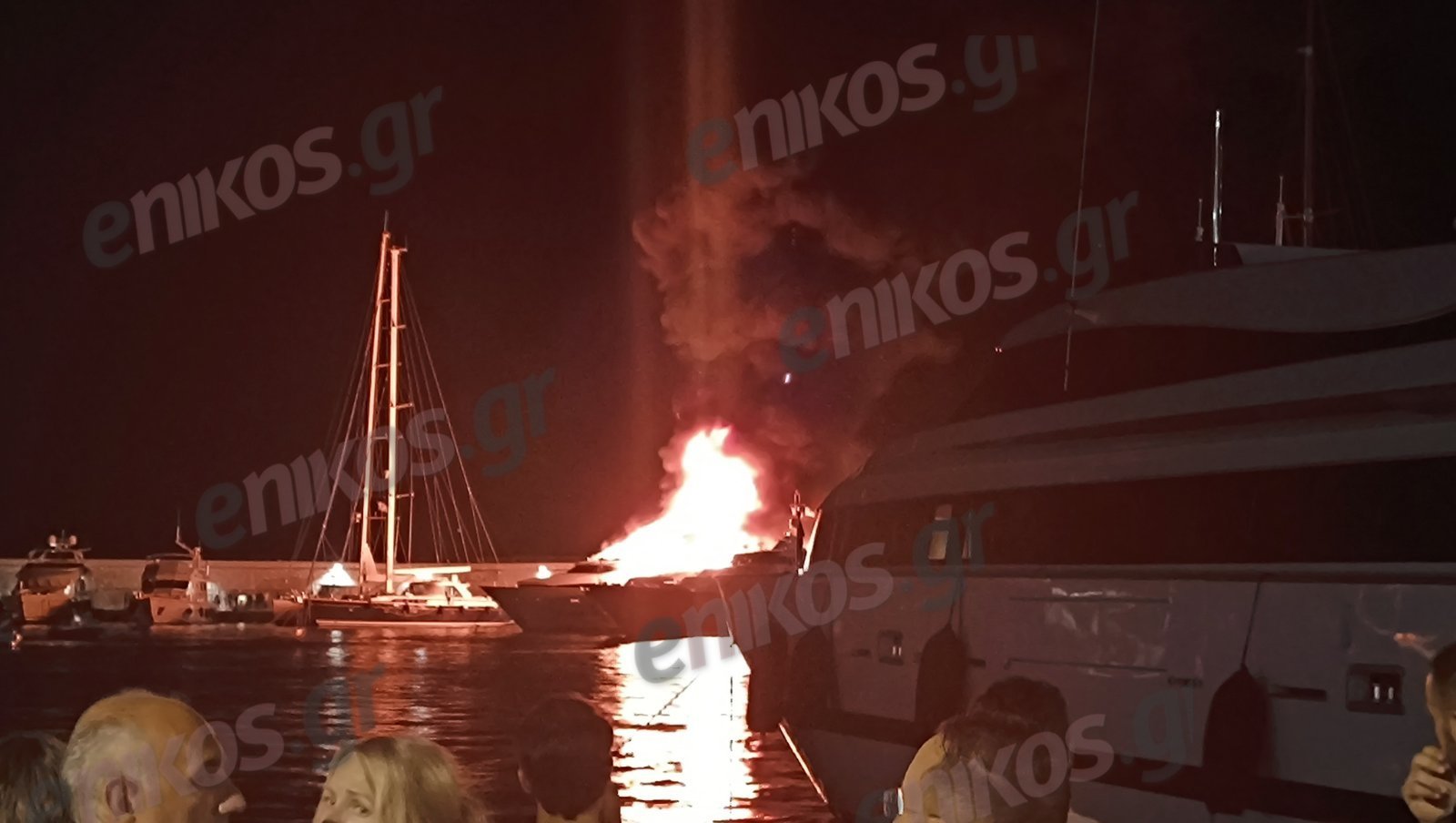Φωτιά στη Μαρίνα Ζέας: Παρανάλωμα του πυρός τρία πολυτελή σκάφη ...