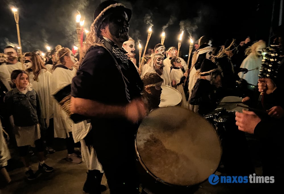 Λαμπαδηφορίες 2025: «Σείστηκε» η Νάξος από το πιο φαντασμαγορικό ...